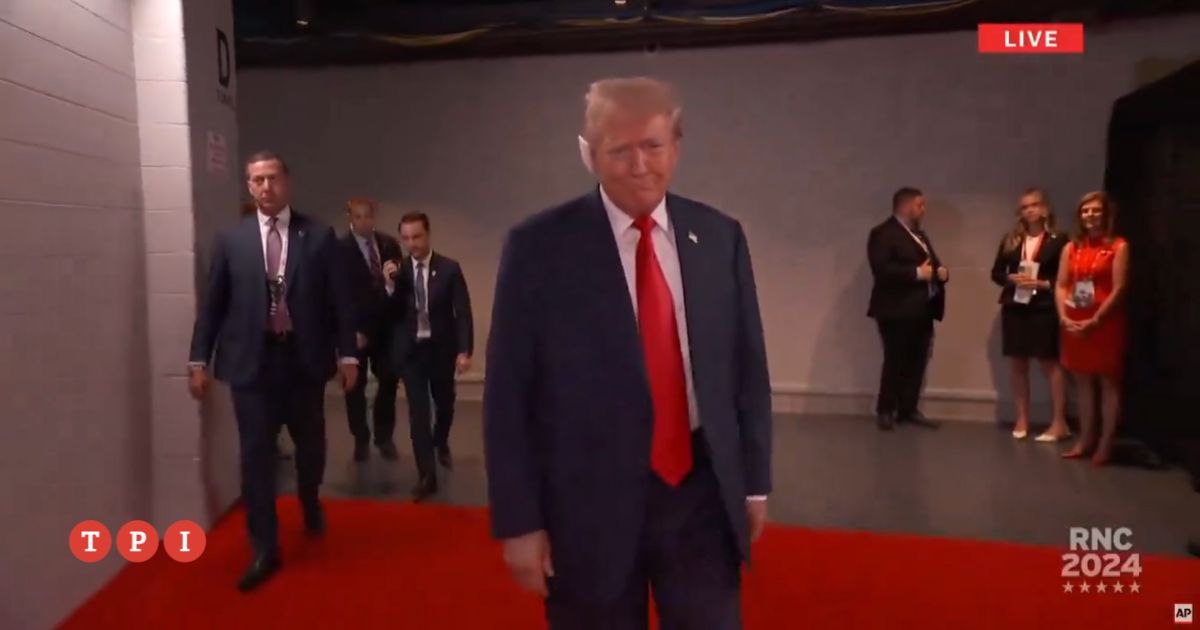 Trump alla convention repubblicana con l'orecchio bendato