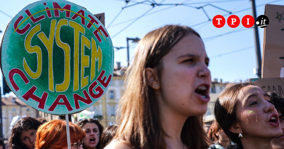 Clima, Fridays for Future torna in piazza. E fra un mese c'è la Cop29