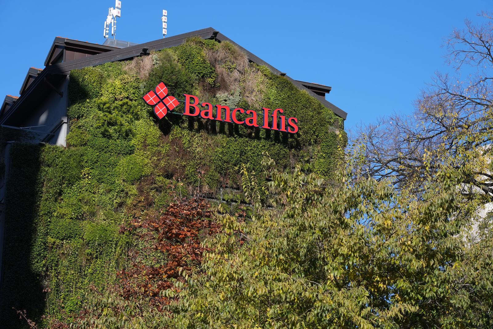 Maxi installazione di Banca Ifis contro la violenza sulle donne