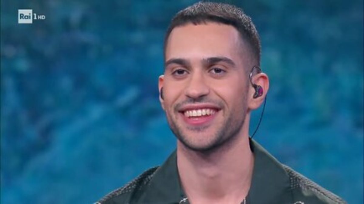 Sanremo 2025, l'abito di Mahmood ospite al Festival: look, vestiti ...