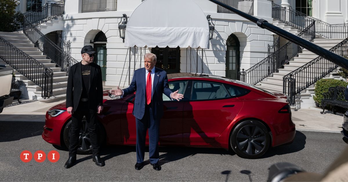 Trump compra una Tesla per sostenere Elon Musk | VIDEO
